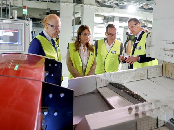Redwave Celebrates Successful Opening Of Australias Largest Glass